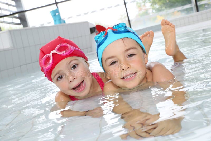 Bringen Sie Mit Kindern Im Swimmingpool Hervor, Der Spaß Hat Stockbild ...