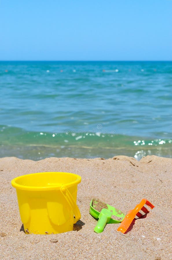 Brinquedos na praia imagem de stock. Imagem de areia, relaxamento - 5506597