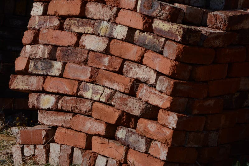 Briques Brunes Sur Le Point De Tomber. Image stock - Image du placer ...