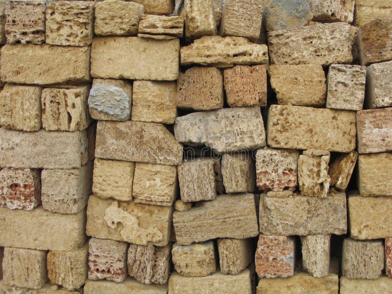 Briques d'argile brut photo stock. Image du milieux, ligne - 18315884