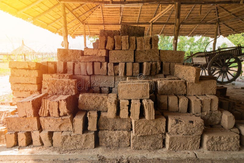 Briques D'argile Rouge Pour La Construction Photo stock - Image du ...