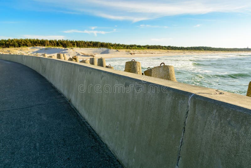 Brise-vagues Le Long De La Mer Sur La Plage De Sable. Photo stock ...
