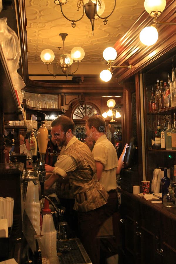 Britische Stange redaktionelles bild. Bild von angekleidet - 85665615