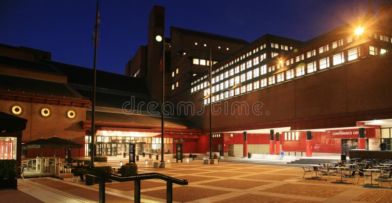 Newtons Statue. British Library Stock Photo - Image of library, bronze ...
