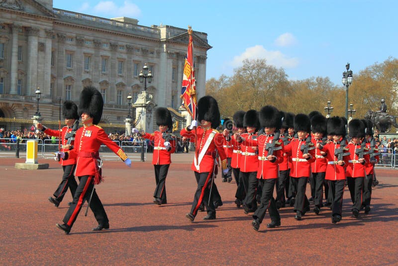 A Royal Guard at Buckingham Palace Editorial Image - Image of black ...