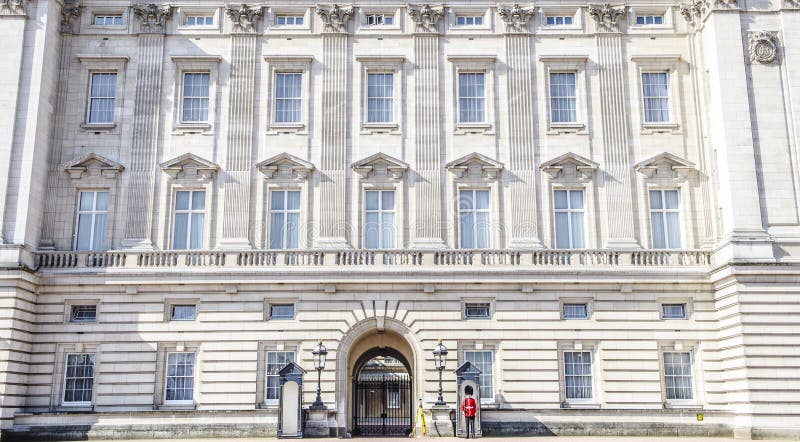 British Royal Guards at the Entrance of Buckingham Palace Editorial ...