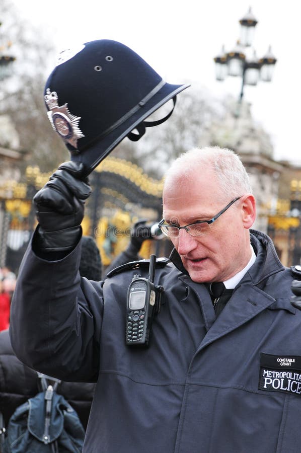 Britse Politieagent Die Langs Een Koninklijke Wacht Loopt Bij De Ingang ...