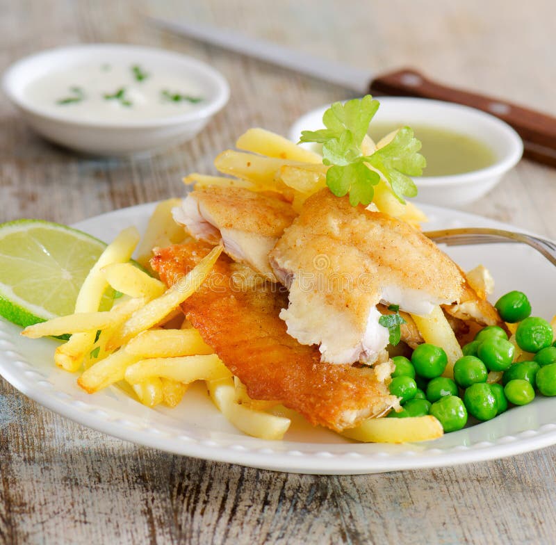Brittisk Mat - Fisk Och Chiper Fotografering för Bildbyråer - Bild av ...