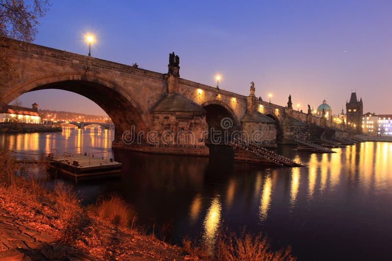Charles Bro Och Gamla Historiska Byggnader, Tjeckien Arkivfoto - Bild ...