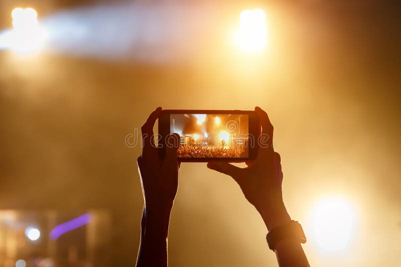 Broadcast Live Stream of the Concert Via Mobile Phone To the Internet ...