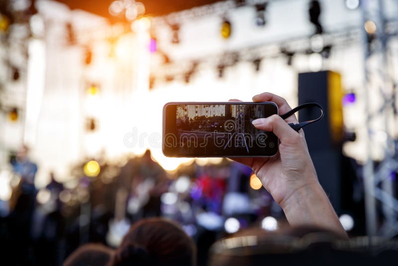 Broadcast Live Stream of the Concert Via Mobile Phone To the Internet ...