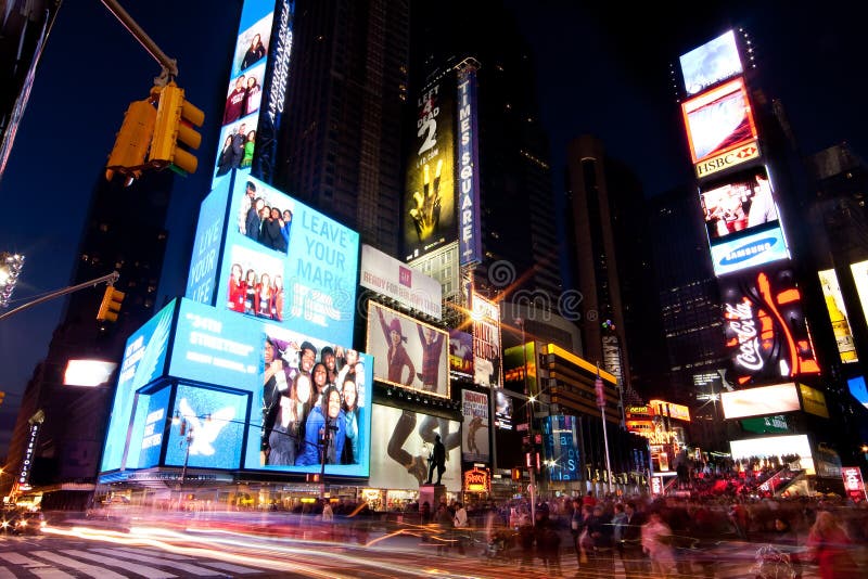 Times Square em a noite imagem de stock editorial. Imagem de luzes ...