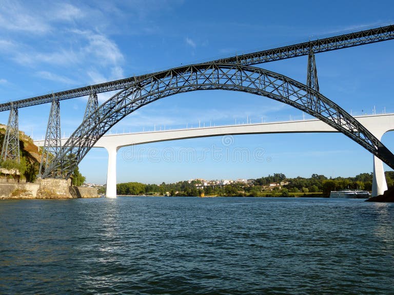 Broar av Porto 3 fotografering för bildbyråer. Bild av underbart - 49978617