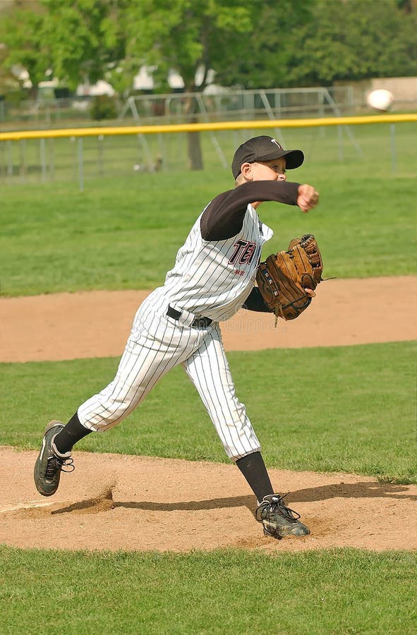 Lancio Del Ragazzo Nel Gioco Di Baseball Della Gioventù Fotografia ...