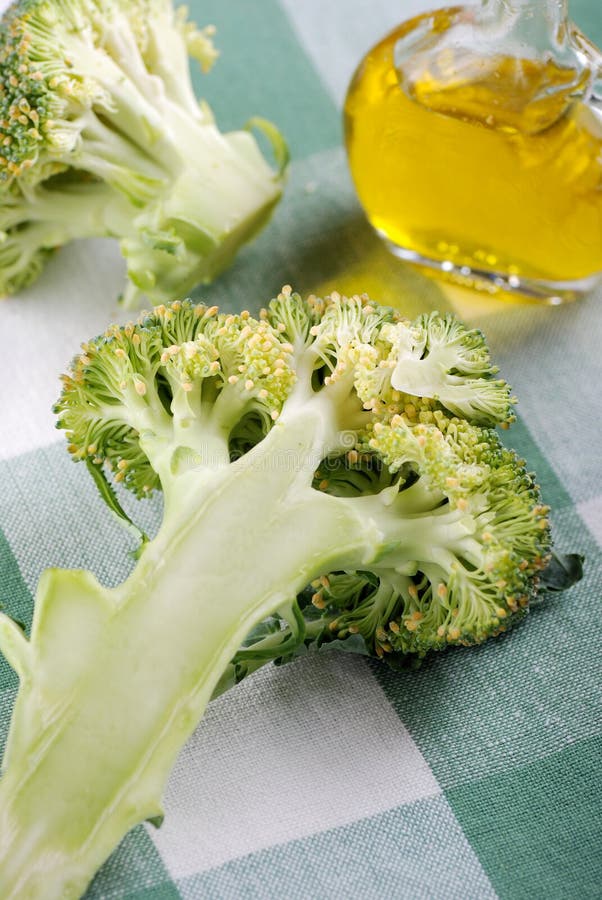 Broccoli and olive oil stock image. Image of dieting - 28994981