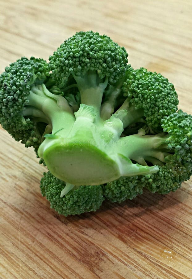 Broccolo fresco immagine stock. Immagine di mangi, verde - 52156251