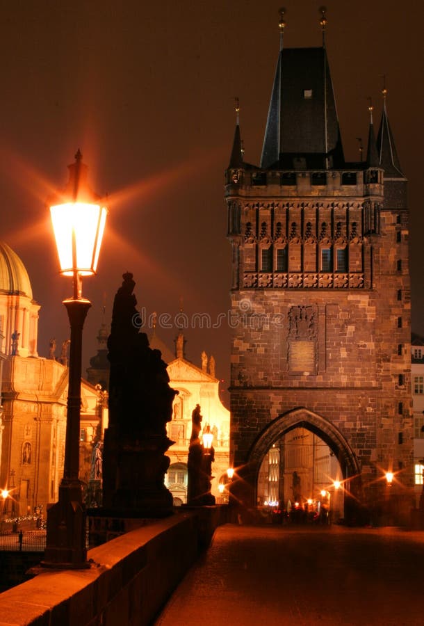 Charles Bro Och Gamla Historiska Byggnader, Tjeckien Arkivfoto - Bild ...