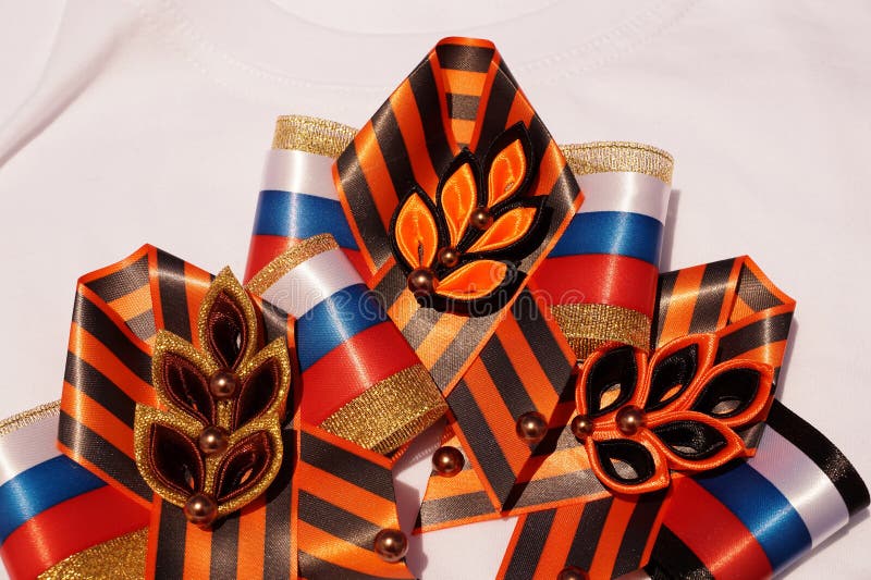 Broche Festiva Con Una Cinta Del ` S De StGeorge Imagen de archivo ...