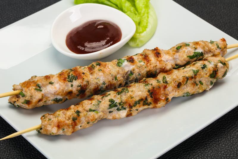 Brocheta De Cerdo Picado Kebab Con Salsa Imagen de archivo - Imagen de ...