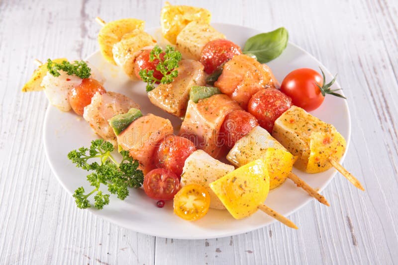 Brochette de poissons crus photo stock. Image du repas - 53748694