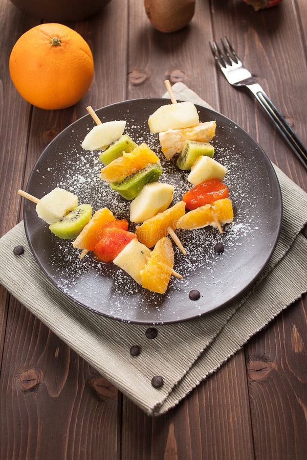 Brochettes de fruit image stock. Image du couleurs, verticale - 18116309