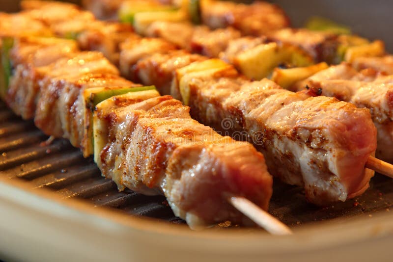 Brochettes De La Turquie Sur Le Gril Image stock - Image du charbon ...