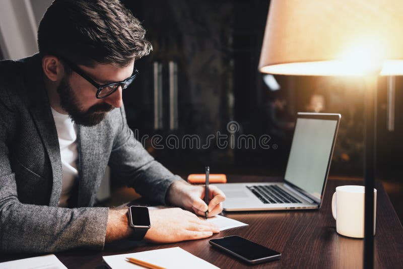 Brodaty Biznesmena Obsiadanie W Nocy Loft Działaniu Z I Biurze ... Brodaty Biznesmena Obsiadanie W Nocy Loft Działaniu Z I Biurze ...