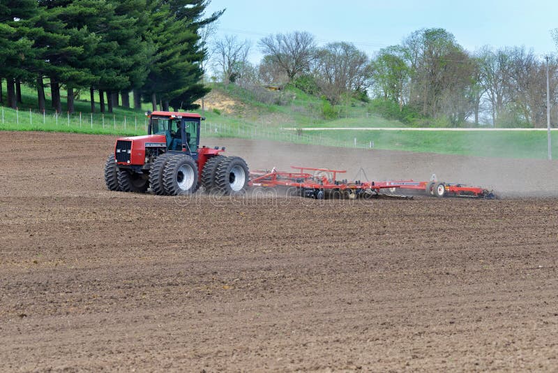 Case International 9230 Tractor Pulling a 220 Rolling Harrow Editorial ...