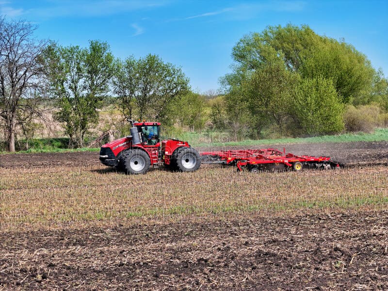 Case 500 Stieger Tractor Pulling a Sunflower 6631 Disk Cultivator ...