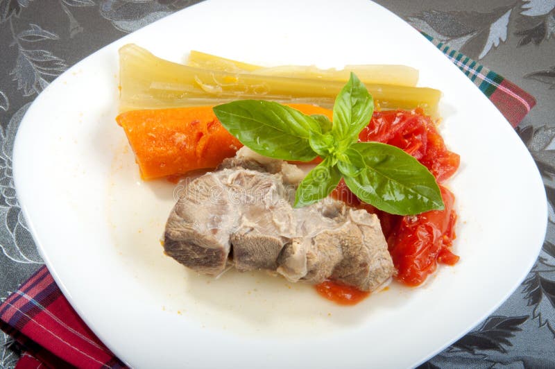 Brodo Di Manzo Con Una Parte Del Vitello Fotografia Stock - Immagine di ...