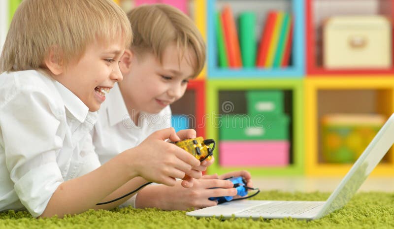 Broers Die Een Computerspel Spelen Stock Foto - Image of persoon ...