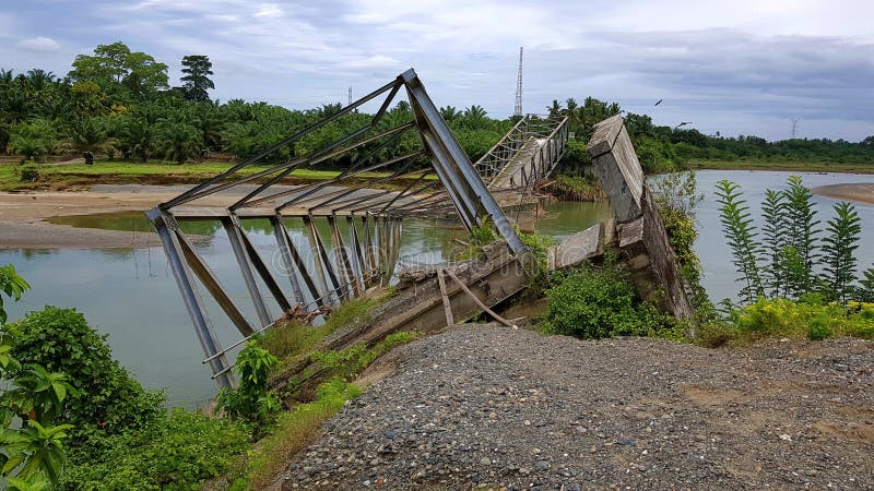 The Broken Bridge Over River Stock Image - Image of green, lake: 195026791