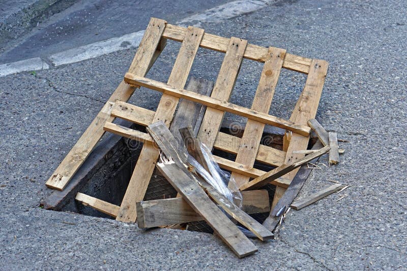 329 Wooden Pallet Broken Stock Photos - Free & Royalty-Free Stock ...