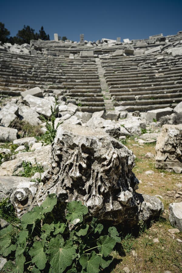 Broken Classic Ancient Column Stock Image - Image of colonnade ...
