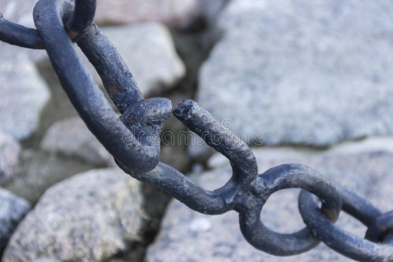 The Broken Link of an Old Rusty Chain Stock Photo - Image of cracked ...