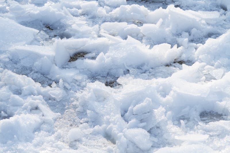Brokken Sneeuw En IJs Belopen Stock Afbeelding - Image of barsten ...