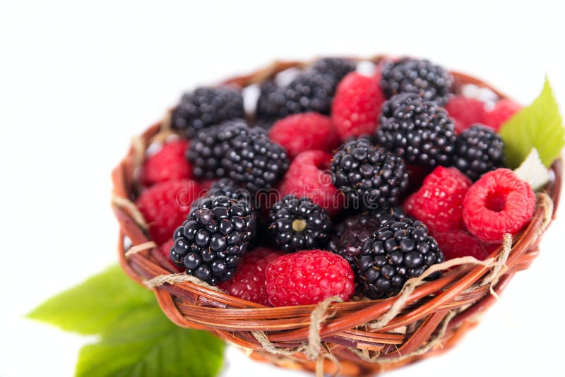 Beeren: Brombeere, Erdbeere, Himbeere Stockbild - Bild von korb ...