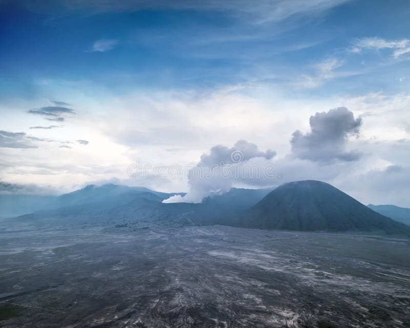 Bromo Che Scoppia Vulcano East Java, Indonesia Immagine Stock ...