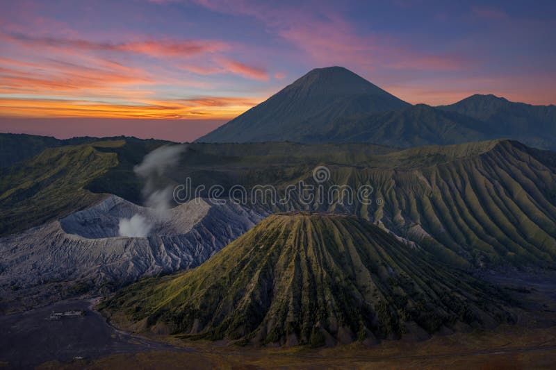 Bromo Wulkan Przy Wschodem Słońca, Wschodni Jawa, Indonezja Obraz Stock ...