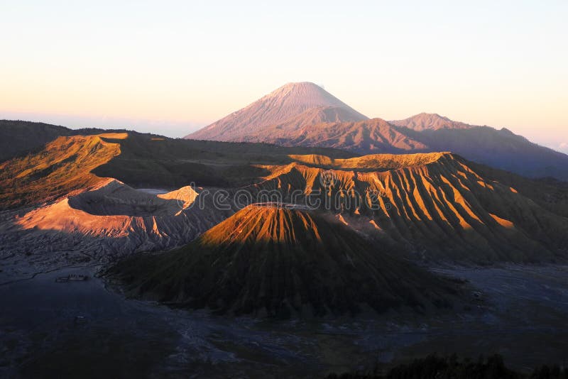 Bromo-Vulkan Und Seine Krater Stockfoto - Bild von steigungen, braun ...