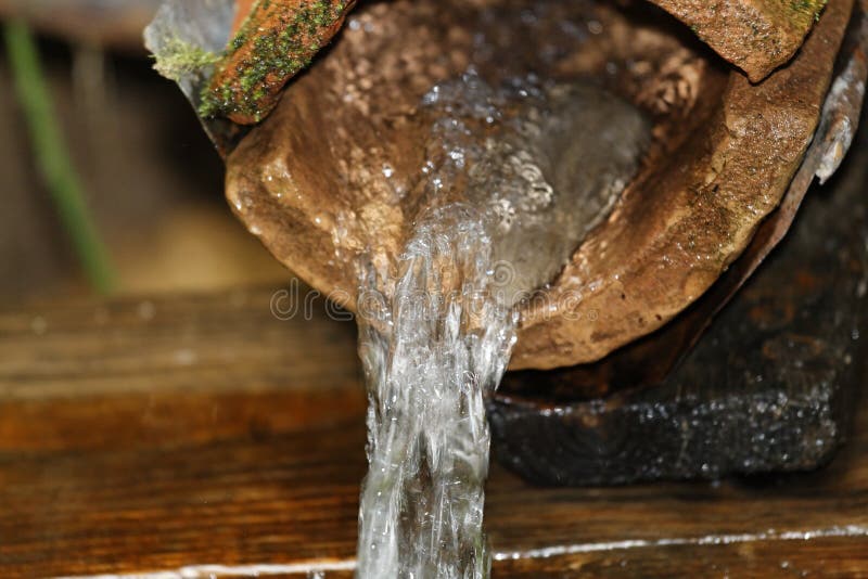 Waterbron in de berg stock afbeelding. Image of lente - 99170943