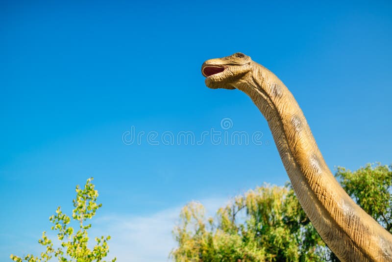 Brontosauro Nel Dino Park Di Novi Sad Immagine Editoriale - Immagine di ...