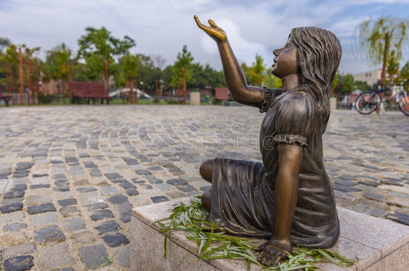 Bronze girl statue editorial stock image. Image of decoration - 49636939