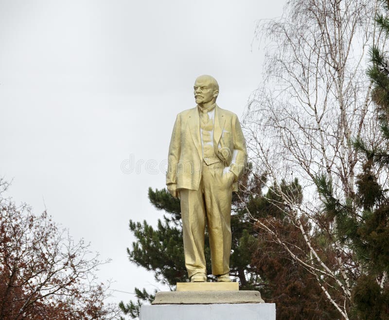 Bronze monument of Lenin stock image. Image of development - 143728065