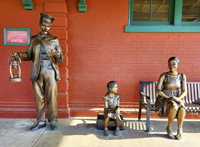 Bronze Statues at Train Station Editorial Stock Photo - Image of ...