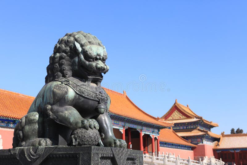 Der Bronzelöwe stockbild. Bild von asien, museum, verboten - 13849789