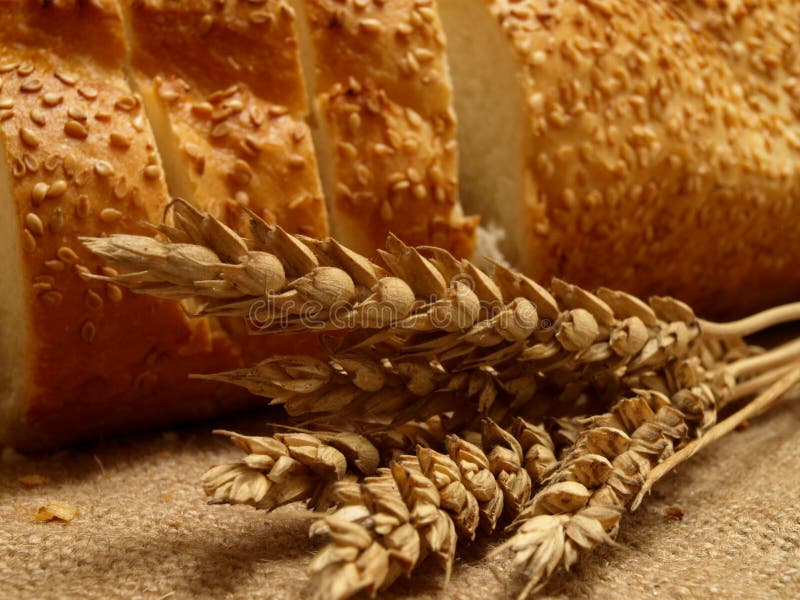 Brood stock foto. Image of deeg, korrel, binnen, brood - 14258320