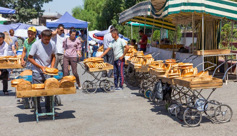 Brood Op De Chorsu Bazaar in Tasjkent, Oezbekistan Redactionele Stock ...