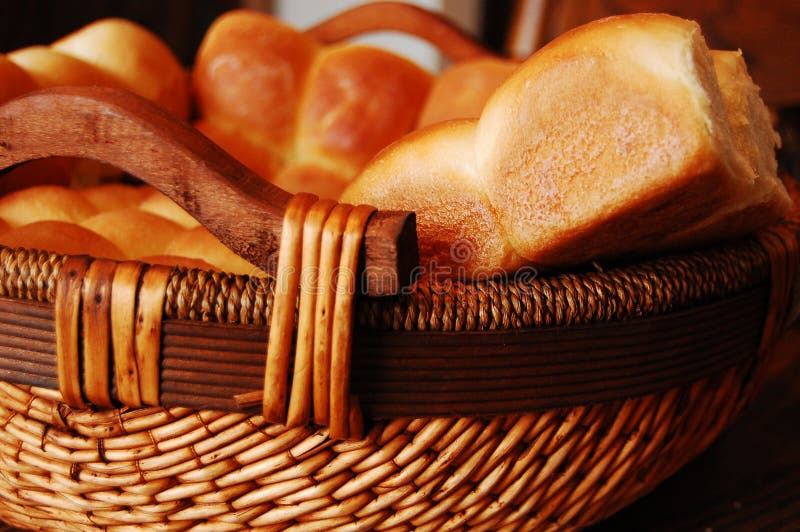 Brood in een mand stock afbeelding. Image of vers, brood - 7315427