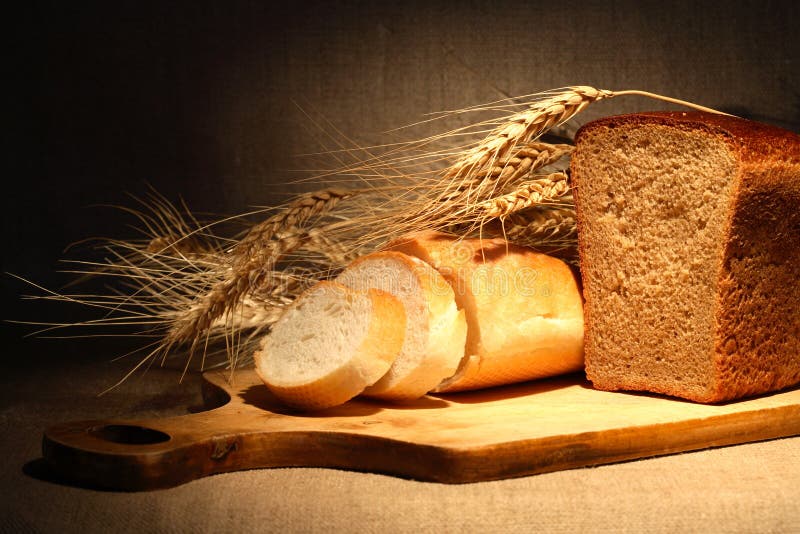 Rustiek Brood Van Brood En Plakken Met Tarwe Op Donker Hout Stock Foto ...